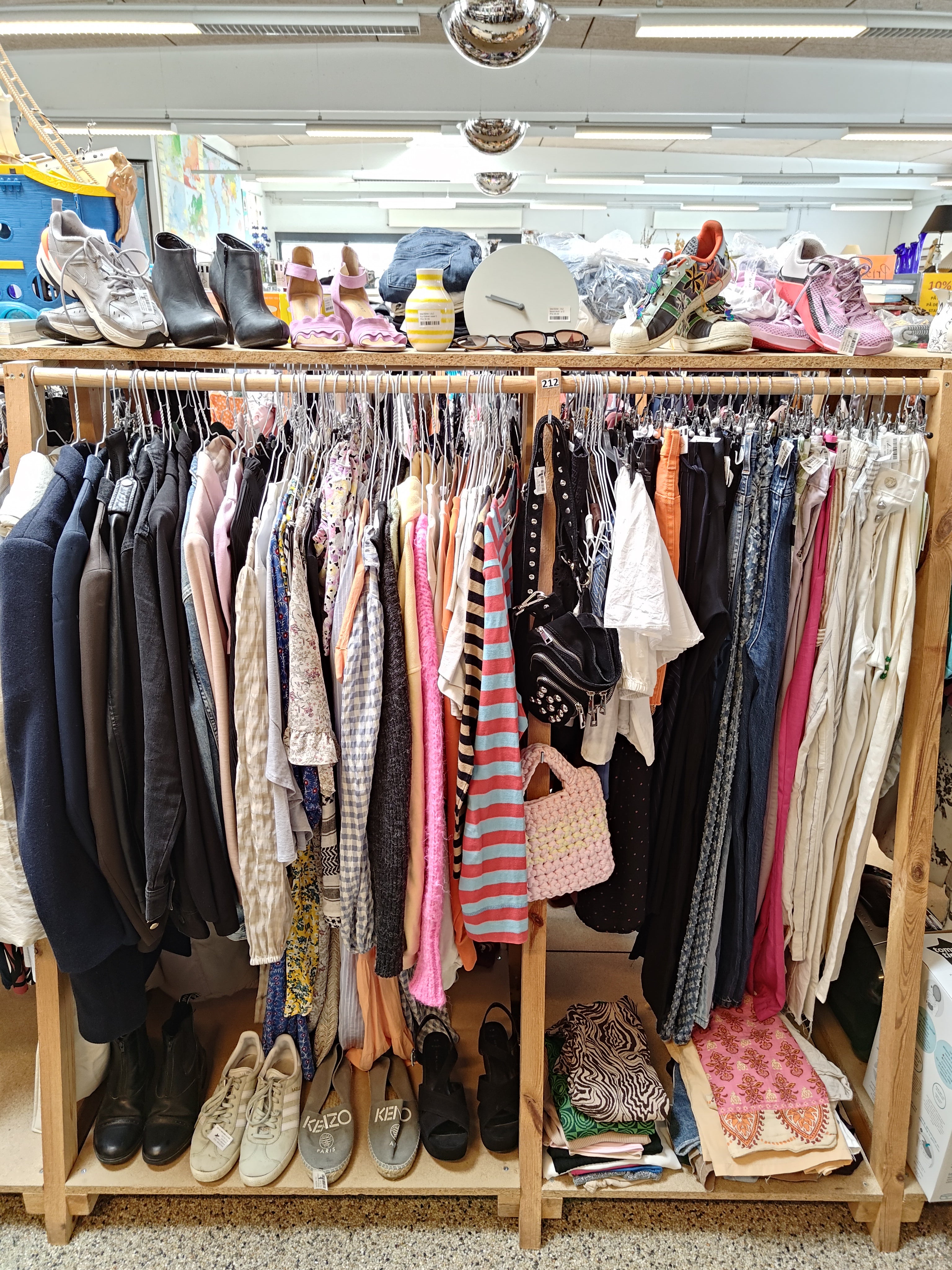 BOOK TØJSTAND – SHOPPE LOPPE